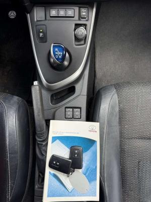 White Toyota Auris 2013 in Utena, with an engine capacity of 1.80 L and mileage of 217 thousand km for 6450 €, photo 12 on AUTOMOTO.COM.LV