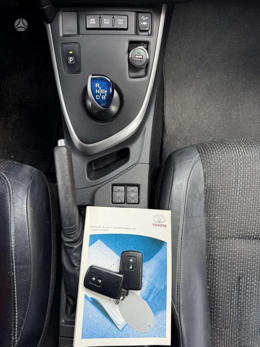 White Toyota Auris 2013 in Utena, with an engine capacity of 1.80 L and mileage of 217 thousand km for 6450 €, photo 12 on AUTOMOTO.COM.LV