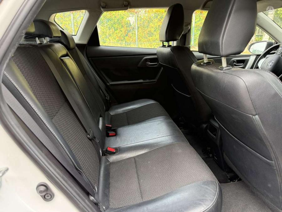 White Toyota Auris 2013 in Utena, with an engine capacity of 1.80 L and mileage of 217 thousand km for 6450 €, photo 19 on AUTOMOTO.COM.LV