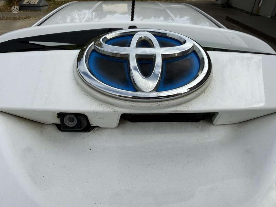 White Toyota Auris 2013 in Utena, with an engine capacity of 1.80 L and mileage of 217 thousand km for 6450 €, photo 21 on AUTOMOTO.COM.LV
