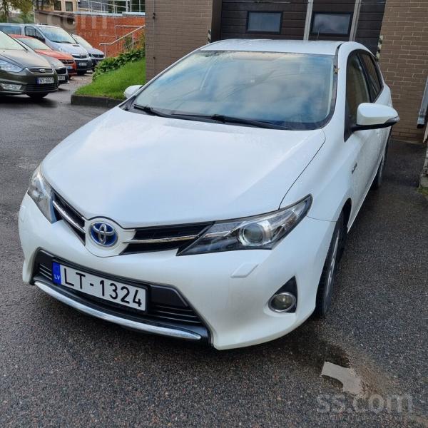 Balts Toyota Auris 2013 Daugavpils, ar dzinēja tilpumu 1.80 L un nobraukumu 299 tūkst. km par 7650 €, foto 3 vietnē AUTOMOTO.COM.LV