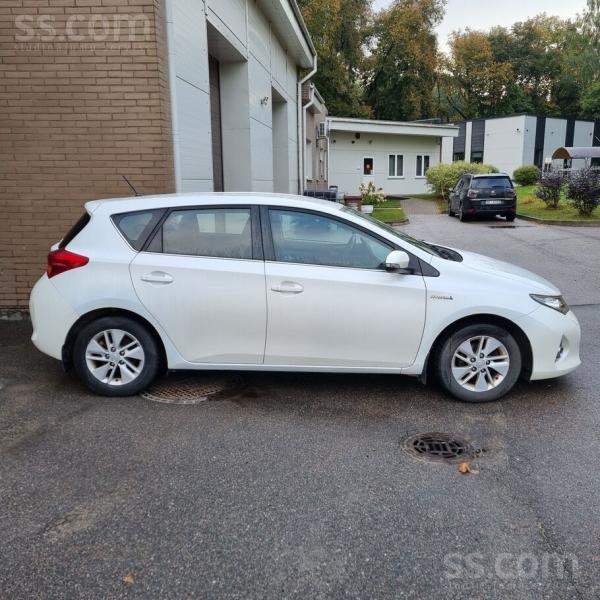 Balts Toyota Auris 2013 Daugavpils, ar dzinēja tilpumu 1.80 L un nobraukumu 299 tūkst. km par 7650 €, foto 5 vietnē AUTOMOTO.COM.LV
