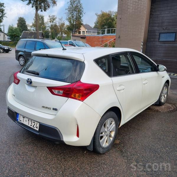 Balts Toyota Auris 2013 Daugavpils, ar dzinēja tilpumu 1.80 L un nobraukumu 299 tūkst. km par 7650 €, foto 6 vietnē AUTOMOTO.COM.LV