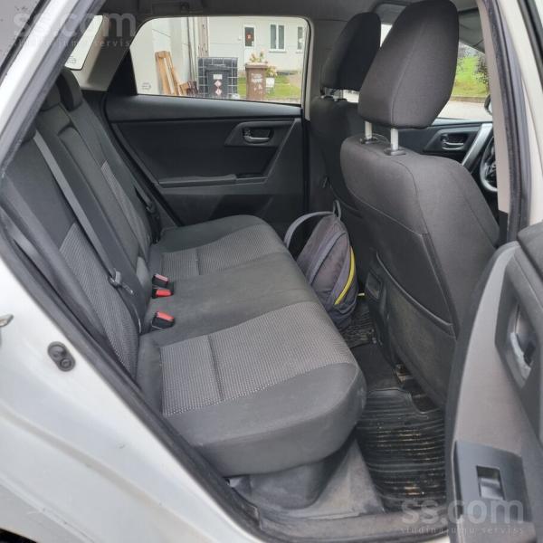Balts Toyota Auris 2013 Daugavpils, ar dzinēja tilpumu 1.80 L un nobraukumu 299 tūkst. km par 7650 €, foto 9 vietnē AUTOMOTO.COM.LV