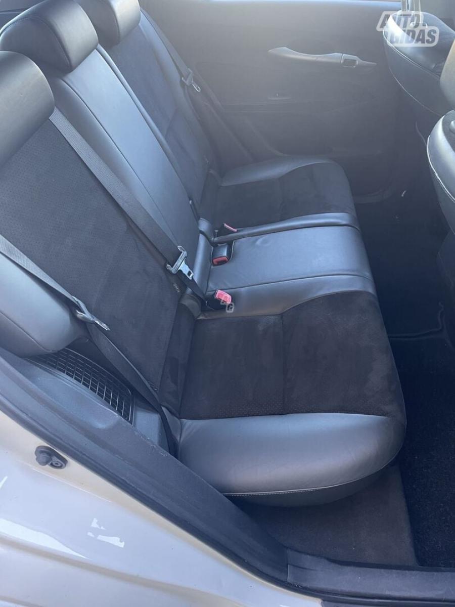 Balts Toyota Auris 2013 Viļņa, ar dzinēja tilpumu 1.80 L un nobraukumu 280 tūkst. km par 6450 €, foto 11 vietnē AUTOMOTO.COM.LV
