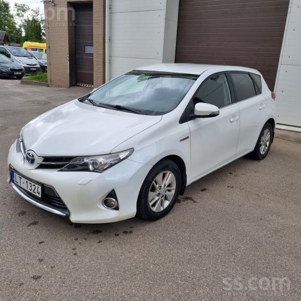 White Toyota Auris 2013 in Daugavpils, with an engine capacity of 1.80 L and mileage of 299 thousand km for 6650 €, photo 1 on AUTOMOTO.COM.LV