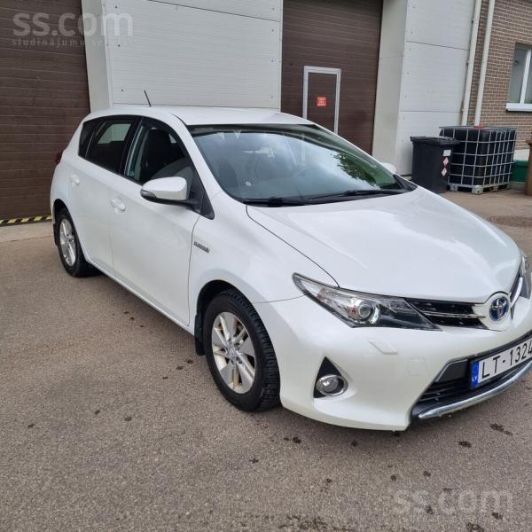 White Toyota Auris 2013 in Daugavpils, with an engine capacity of 1.80 L and mileage of 299 thousand km for 6650 €, photo 3 on AUTOMOTO.COM.LV