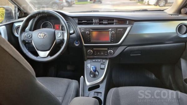 White Toyota Auris 2013 in Daugavpils, with an engine capacity of 1.80 L and mileage of 299 thousand km for 6650 €, photo 6 on AUTOMOTO.COM.LV