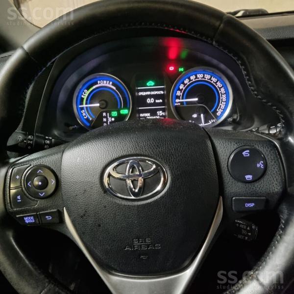 White Toyota Auris 2013 in Daugavpils, with an engine capacity of 1.80 L and mileage of 299 thousand km for 6650 €, photo 10 on AUTOMOTO.COM.LV