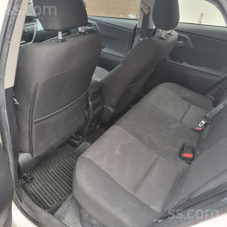 Balts Toyota Auris 2013 Daugavpils, ar dzinēja tilpumu 1.80 L un nobraukumu 299 tūkst. km par 6650 €, foto 12 vietnē AUTOMOTO.COM.LV