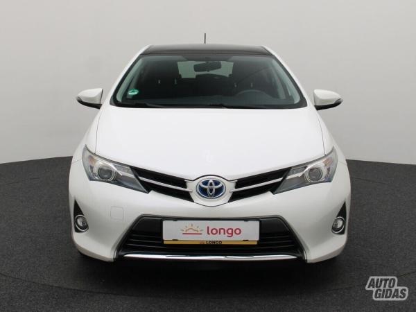 White Toyota Auris 2014 in Vilnius, with an engine capacity of 1.80 L and mileage of 211 thousand km for 10099 €, photo 3 on AUTOMOTO.COM.LV