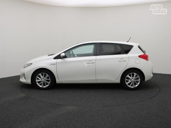 White Toyota Auris 2014 in Vilnius, with an engine capacity of 1.80 L and mileage of 211 thousand km for 10099 €, photo 6 on AUTOMOTO.COM.LV