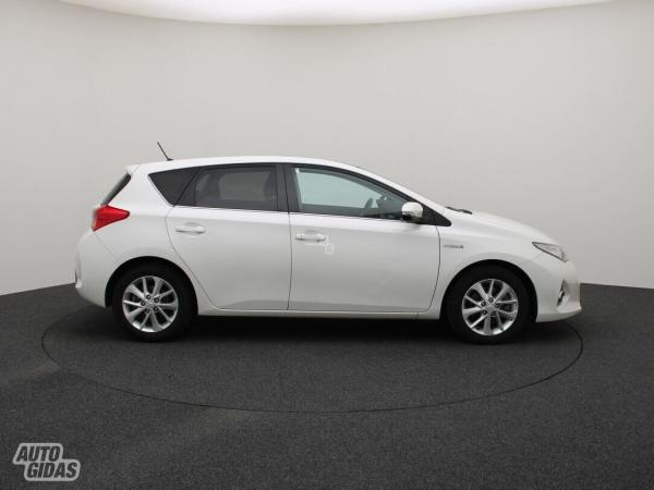 White Toyota Auris 2014 in Vilnius, with an engine capacity of 1.80 L and mileage of 211 thousand km for 10099 €, photo 9 on AUTOMOTO.COM.LV