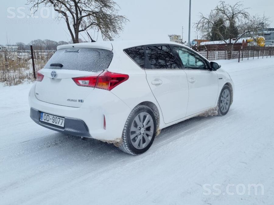 Balts Toyota Auris 2014 Jelgava, ar dzinēja tilpumu 1.80 L un nobraukumu 190 tūkst. km par 8700 €, foto 3 vietnē AUTOMOTO.COM.LV
