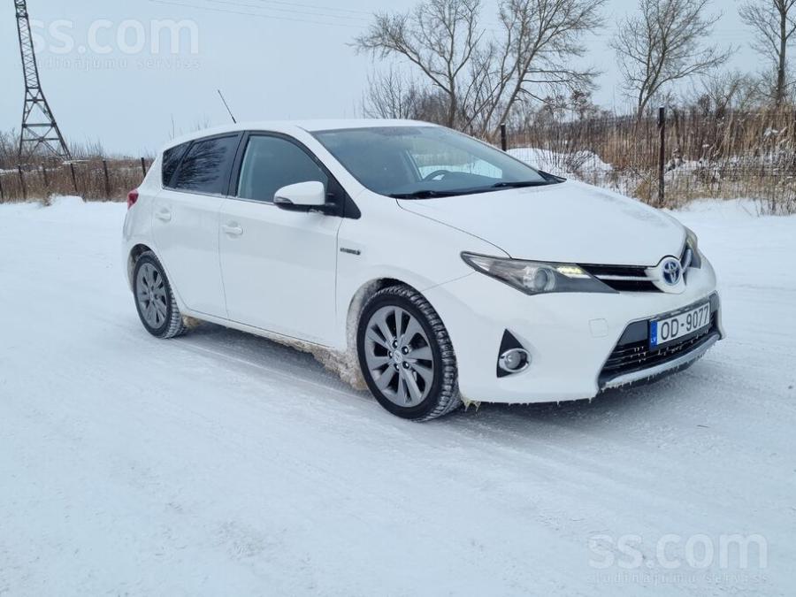Balts Toyota Auris 2014 Jelgava, ar dzinēja tilpumu 1.80 L un nobraukumu 190 tūkst. km par 8700 €, foto 4 vietnē AUTOMOTO.COM.LV