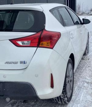 White Toyota Auris 2014 in Vilnius, with an engine capacity of 1.80 L and mileage of 250 thousand km for 8999 €, photo 2 on AUTOMOTO.COM.LV
