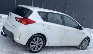 White Toyota Auris 2014 in Vilnius, with an engine capacity of 1.80 L and mileage of 250 thousand km for 8999 €, photo 3 on AUTOMOTO.COM.LV