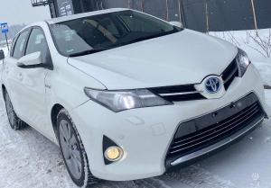White Toyota Auris 2014 in Vilnius, with an engine capacity of 1.80 L and mileage of 250 thousand km for 8999 €, photo 4 on AUTOMOTO.COM.LV