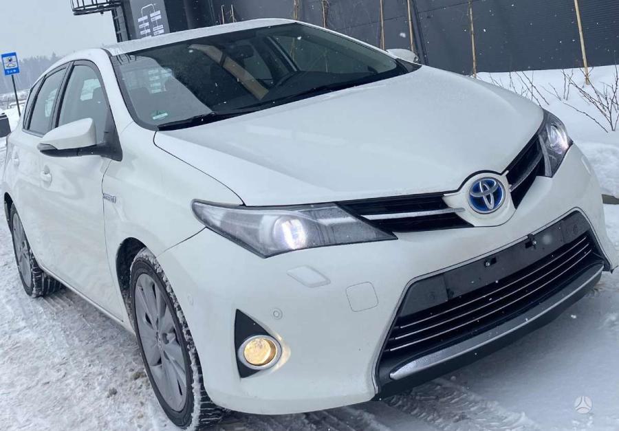 White Toyota Auris 2014 in Vilnius, with an engine capacity of 1.80 L and mileage of 250 thousand km for 8999 €, photo 4 on AUTOMOTO.COM.LV