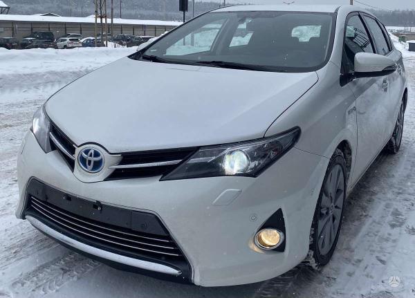 Balts Toyota Auris 2014 Viļņa, ar dzinēja tilpumu 1.80 L un nobraukumu 250 tūkst. km par 8999 €, foto 5 vietnē AUTOMOTO.COM.LV