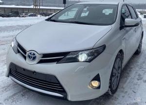 White Toyota Auris 2014 in Vilnius, with an engine capacity of 1.80 L and mileage of 250 thousand km for 8999 €, photo 5 on AUTOMOTO.COM.LV