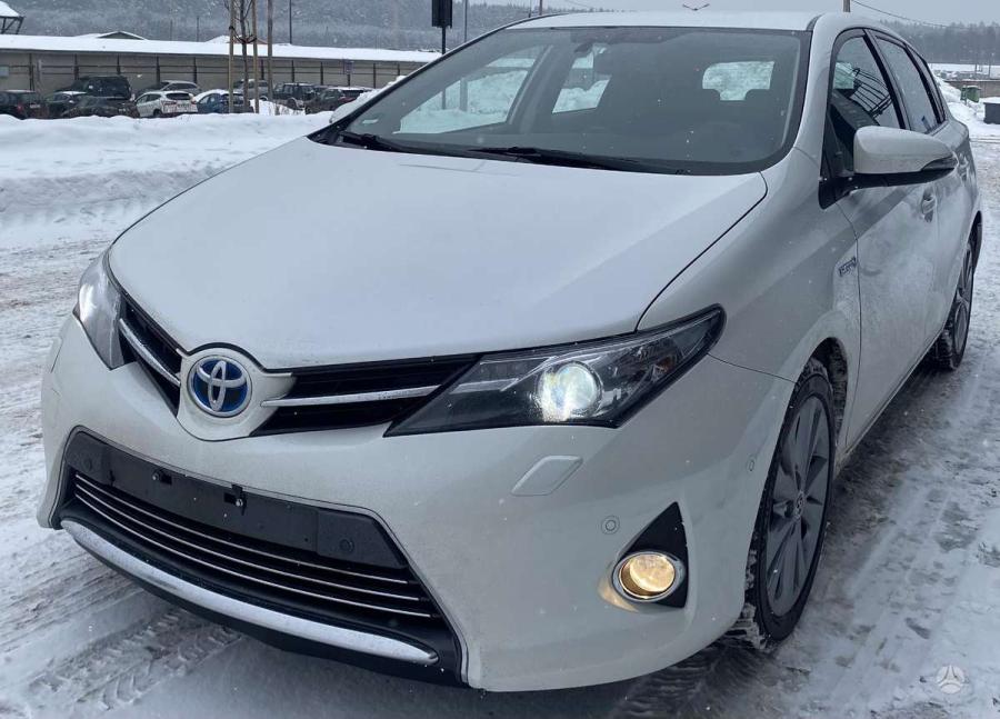 White Toyota Auris 2014 in Vilnius, with an engine capacity of 1.80 L and mileage of 250 thousand km for 8999 €, photo 5 on AUTOMOTO.COM.LV