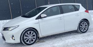 White Toyota Auris 2014 in Vilnius, with an engine capacity of 1.80 L and mileage of 250 thousand km for 8999 €, photo 6 on AUTOMOTO.COM.LV