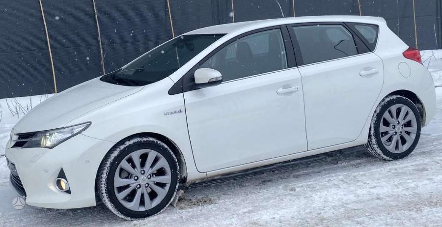 White Toyota Auris 2014 in Vilnius, with an engine capacity of 1.80 L and mileage of 250 thousand km for 8999 €, photo 6 on AUTOMOTO.COM.LV