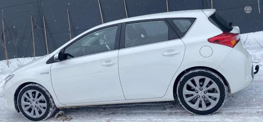White Toyota Auris 2014 in Vilnius, with an engine capacity of 1.80 L and mileage of 250 thousand km for 8999 €, photo 7 on AUTOMOTO.COM.LV