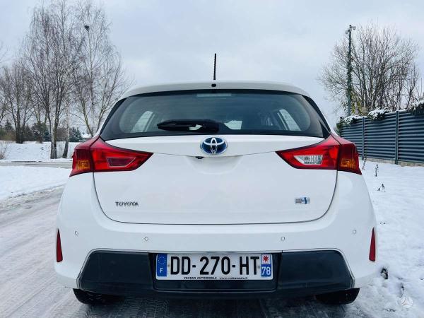 White Toyota Auris 2014 in Kaunas, with an engine capacity of 1.80 L and mileage of 239 thousand km for 7990 €, photo 9 on AUTOMOTO.COM.LV