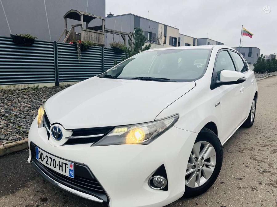 White Toyota Auris 2014 in Kaunas, with an engine capacity of 1.80 L and mileage of 242 thousand km for 7450 €, photo 1 on AUTOMOTO.COM.LV