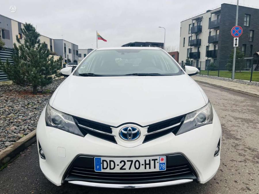 White Toyota Auris 2014 in Kaunas, with an engine capacity of 1.80 L and mileage of 242 thousand km for 7450 €, photo 2 on AUTOMOTO.COM.LV