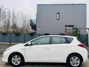 White Toyota Auris 2014 in Kaunas, with an engine capacity of 1.80 L and mileage of 242 thousand km for 7450 €, photo 3 on AUTOMOTO.COM.LV
