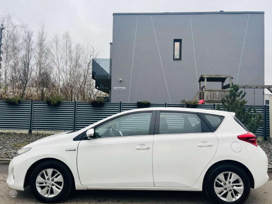 White Toyota Auris 2014 in Kaunas, with an engine capacity of 1.80 L and mileage of 242 thousand km for 7450 €, photo 3 on AUTOMOTO.COM.LV