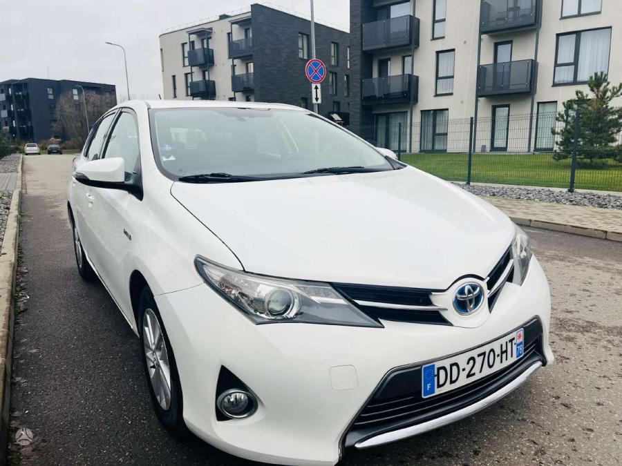 White Toyota Auris 2014 in Kaunas, with an engine capacity of 1.80 L and mileage of 242 thousand km for 7450 €, photo 5 on AUTOMOTO.COM.LV