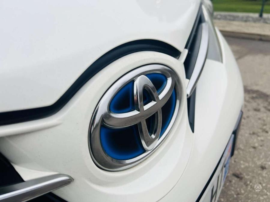 White Toyota Auris 2014 in Kaunas, with an engine capacity of 1.80 L and mileage of 242 thousand km for 7450 €, photo 11 on AUTOMOTO.COM.LV