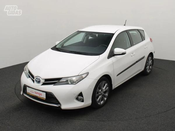 White Toyota Auris 2014 in Vilnius, with an engine capacity of 1.80 L and mileage of 198 thousand km for 10699 €, photo 1 on AUTOMOTO.COM.LV