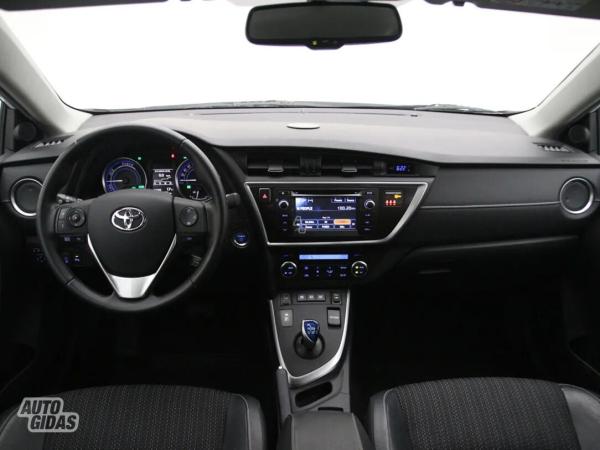 White Toyota Auris 2014 in Vilnius, with an engine capacity of 1.80 L and mileage of 198 thousand km for 10699 €, photo 2 on AUTOMOTO.COM.LV