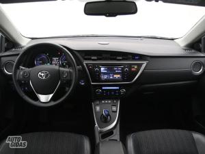 White Toyota Auris 2014 in Vilnius, with an engine capacity of 1.80 L and mileage of 198 thousand km for 10699 €, photo 3 on AUTOMOTO.COM.LV
