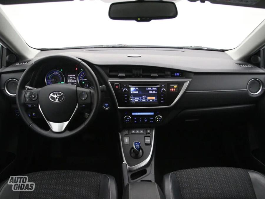 White Toyota Auris 2014 in Vilnius, with an engine capacity of 1.80 L and mileage of 198 thousand km for 10699 €, photo 3 on AUTOMOTO.COM.LV