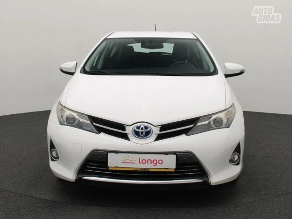 White Toyota Auris 2014 in Vilnius, with an engine capacity of 1.80 L and mileage of 198 thousand km for 10699 €, photo 3 on AUTOMOTO.COM.LV