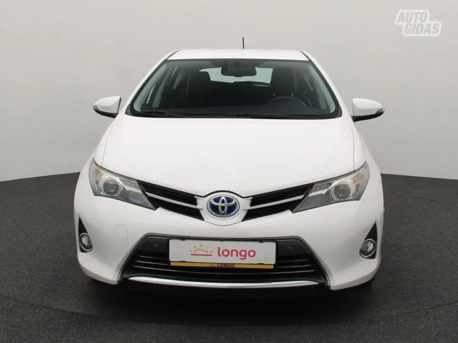 White Toyota Auris 2014 in Vilnius, with an engine capacity of 1.80 L and mileage of 198 thousand km for 10699 €, photo 4 on AUTOMOTO.COM.LV