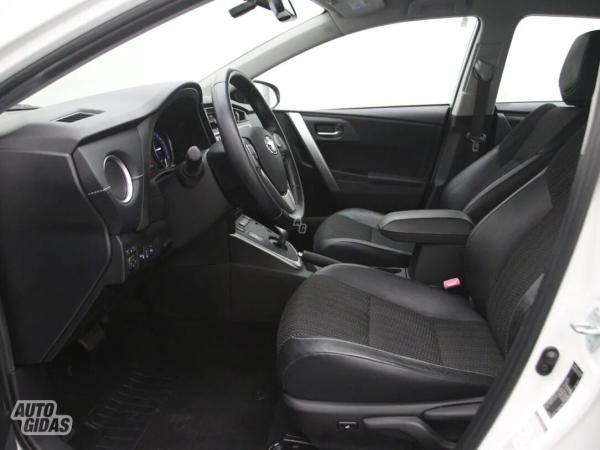 White Toyota Auris 2014 in Vilnius, with an engine capacity of 1.80 L and mileage of 198 thousand km for 10699 €, photo 4 on AUTOMOTO.COM.LV