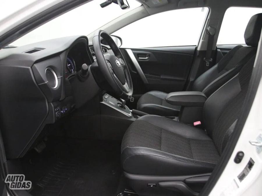 White Toyota Auris 2014 in Vilnius, with an engine capacity of 1.80 L and mileage of 198 thousand km for 10699 €, photo 5 on AUTOMOTO.COM.LV