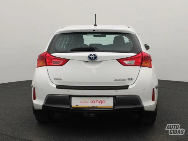 White Toyota Auris 2014 in Vilnius, with an engine capacity of 1.80 L and mileage of 198 thousand km for 10699 €, photo 5 on AUTOMOTO.COM.LV