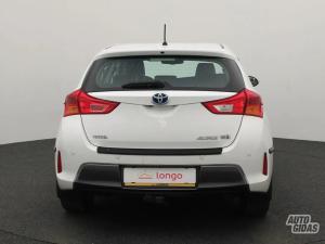 White Toyota Auris 2014 in Vilnius, with an engine capacity of 1.80 L and mileage of 198 thousand km for 10699 €, photo 6 on AUTOMOTO.COM.LV