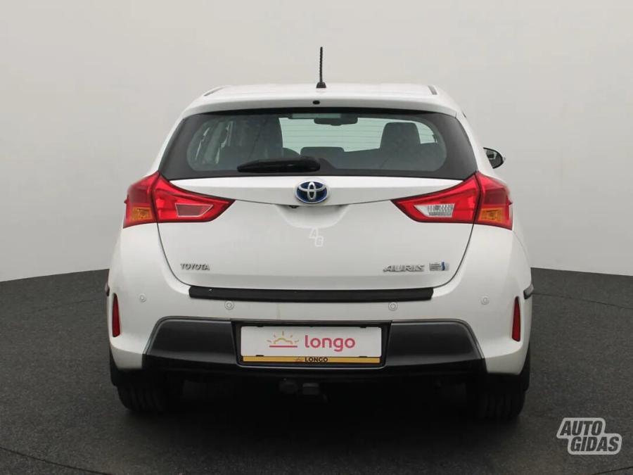 White Toyota Auris 2014 in Vilnius, with an engine capacity of 1.80 L and mileage of 198 thousand km for 10699 €, photo 6 on AUTOMOTO.COM.LV