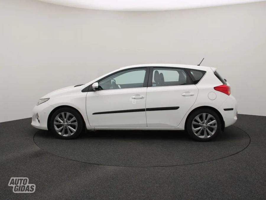 White Toyota Auris 2014 in Vilnius, with an engine capacity of 1.80 L and mileage of 198 thousand km for 10699 €, photo 7 on AUTOMOTO.COM.LV