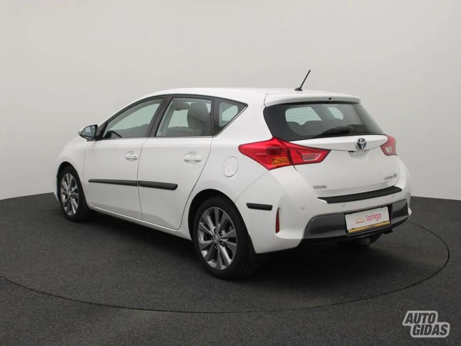 White Toyota Auris 2014 in Vilnius, with an engine capacity of 1.80 L and mileage of 198 thousand km for 10699 €, photo 8 on AUTOMOTO.COM.LV