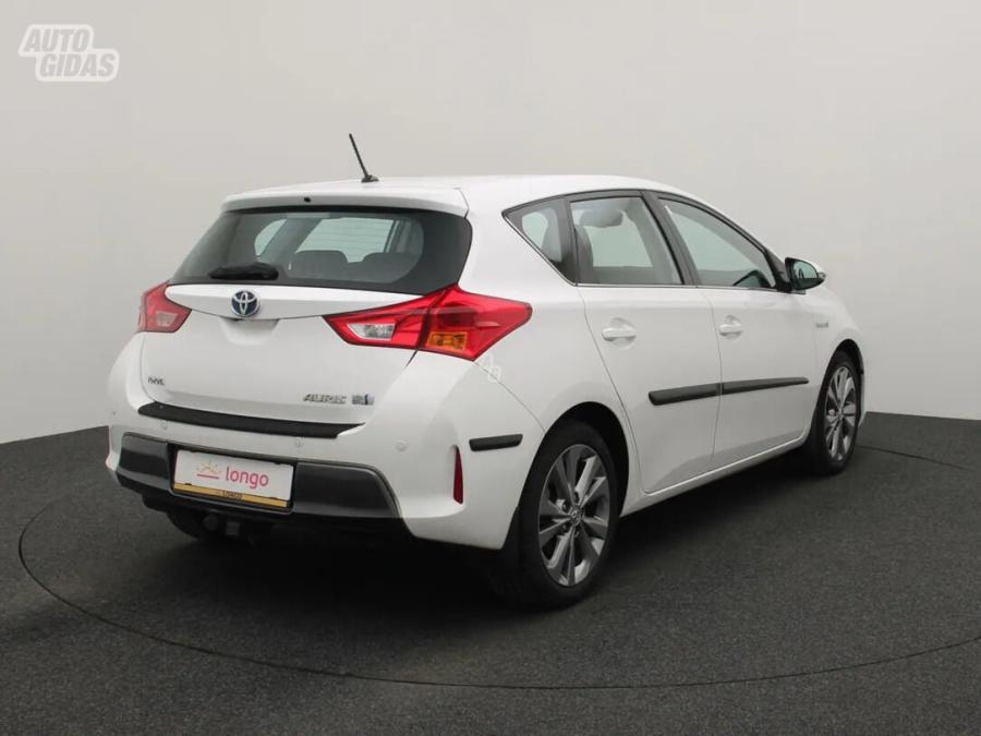 White Toyota Auris 2014 in Vilnius, with an engine capacity of 1.80 L and mileage of 198 thousand km for 10699 €, photo 9 on AUTOMOTO.COM.LV
